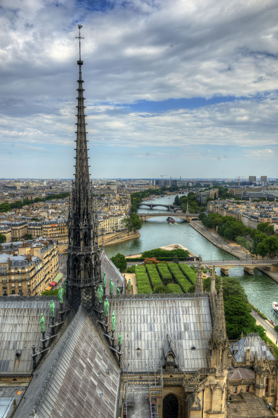 The top of Notre-dame de Paris - hdrcreme