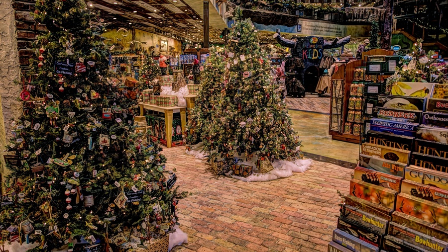 Christmas at Bass Pro Shops - hdrcreme
